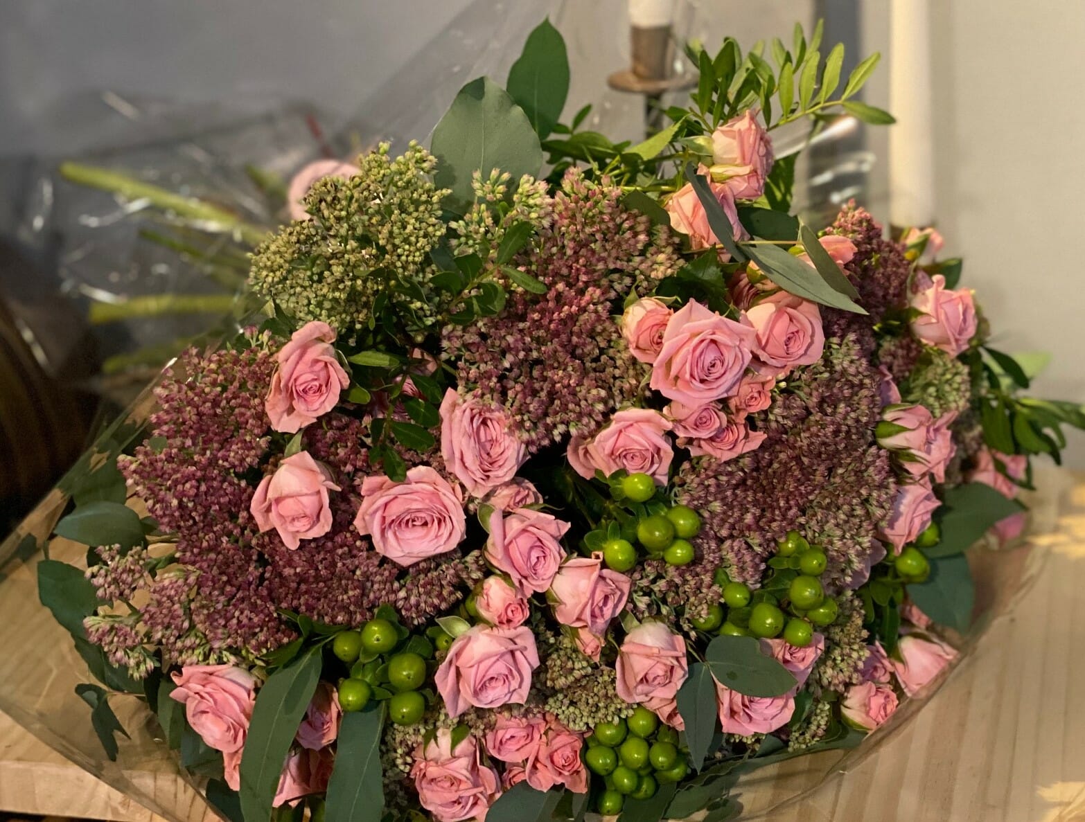 Ramo de rositas spray, hypericum y sedums | Flors i plantes Bertran